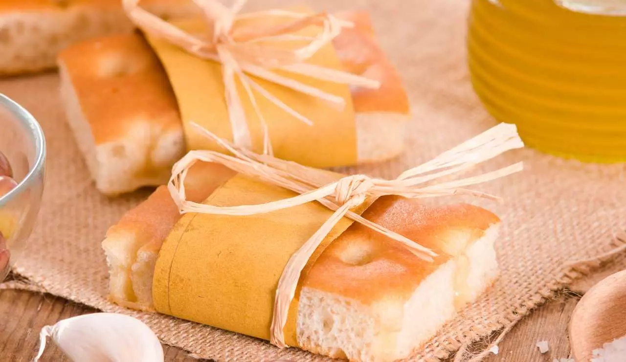 මව් යීස්ට් සමග Focaccia | දිගු මුහුන් සහිත මෘදු