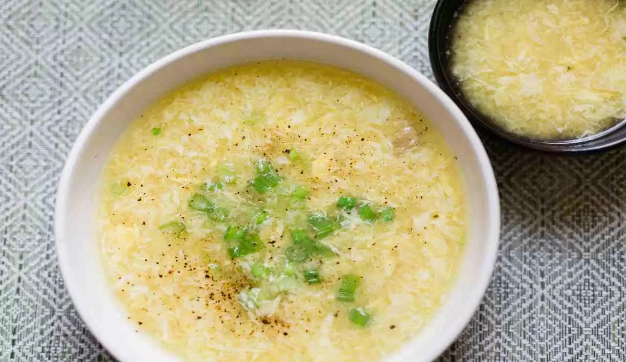 Sopa de manteiga de arroz, porros e patacas | cremoso e irresistible 27649_1