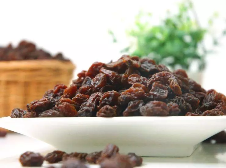ສູດເຄັມ plumcake ກັບຜັກບົ່ວ, ຫມາກແປກແລະ raisins