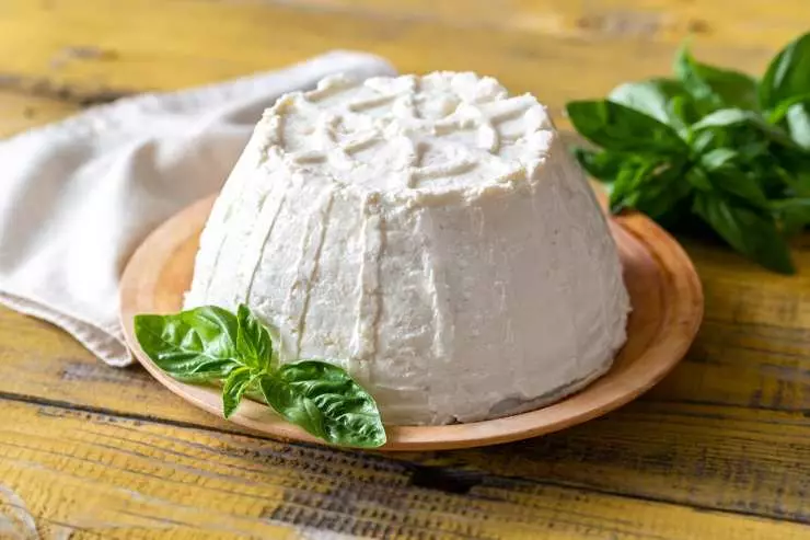 Liathróidí feola cabáiste Savoy gan prátaí, ach le ricotta