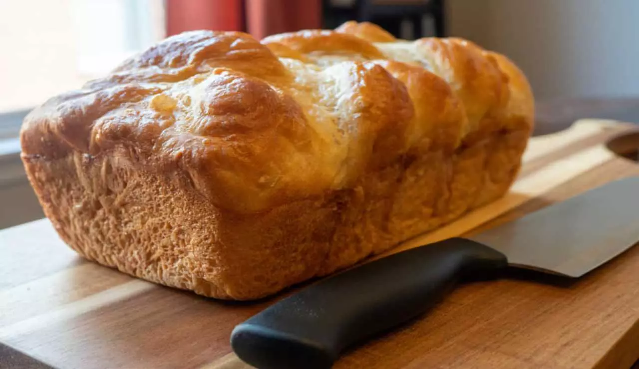 Mäkký brioškový chlieb so slanou náplňou | neodolateľný recept podľa chuti 27673_1