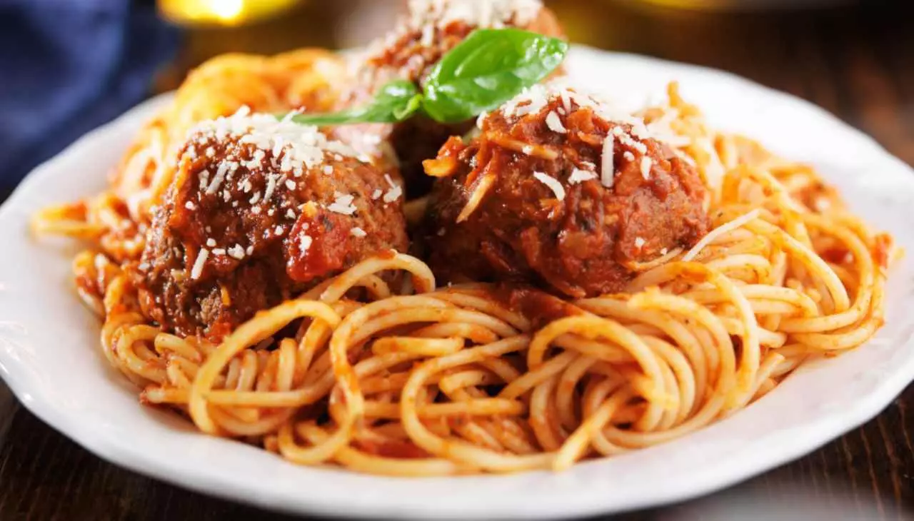 spaghetti makaron mięsny pomidor