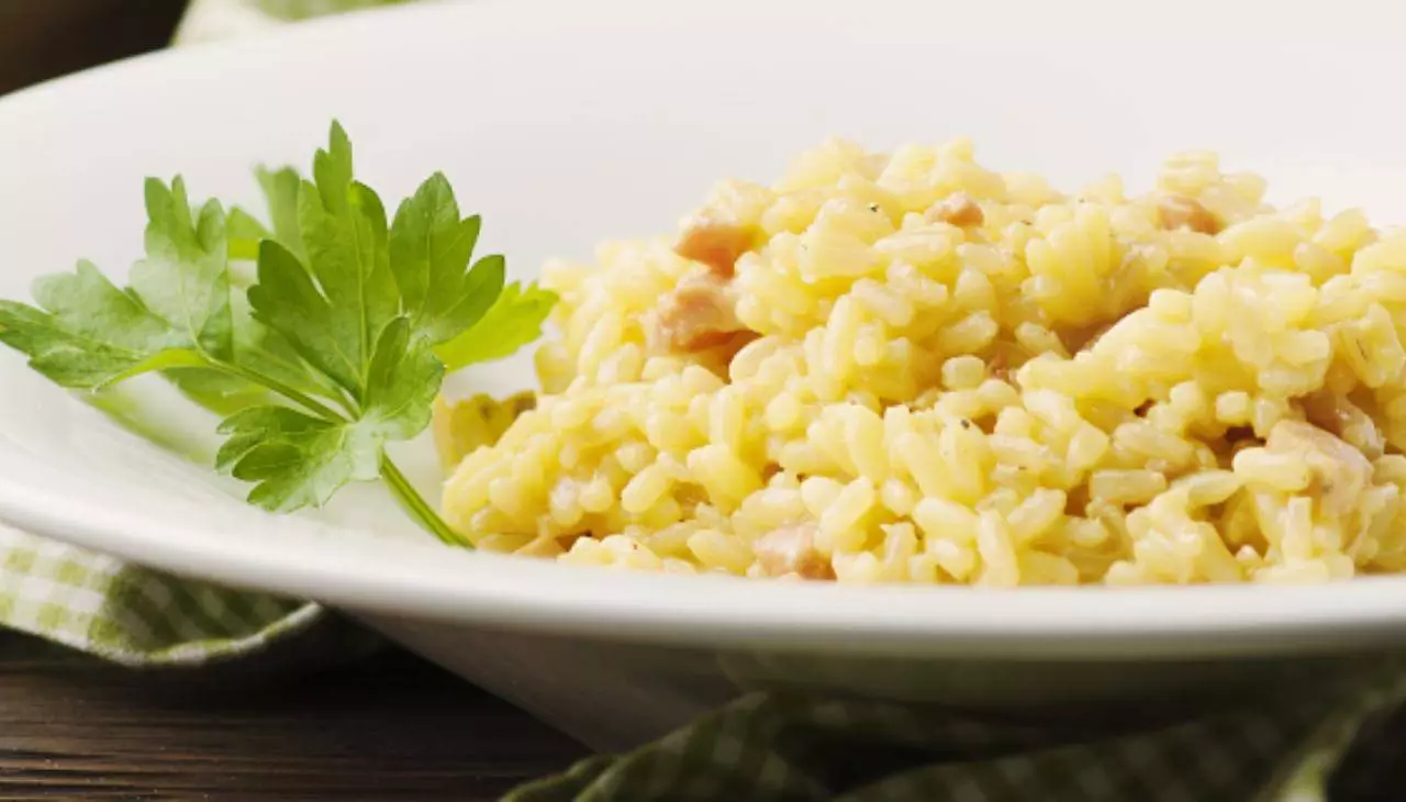 Kök yumruları və ət ilə risotto