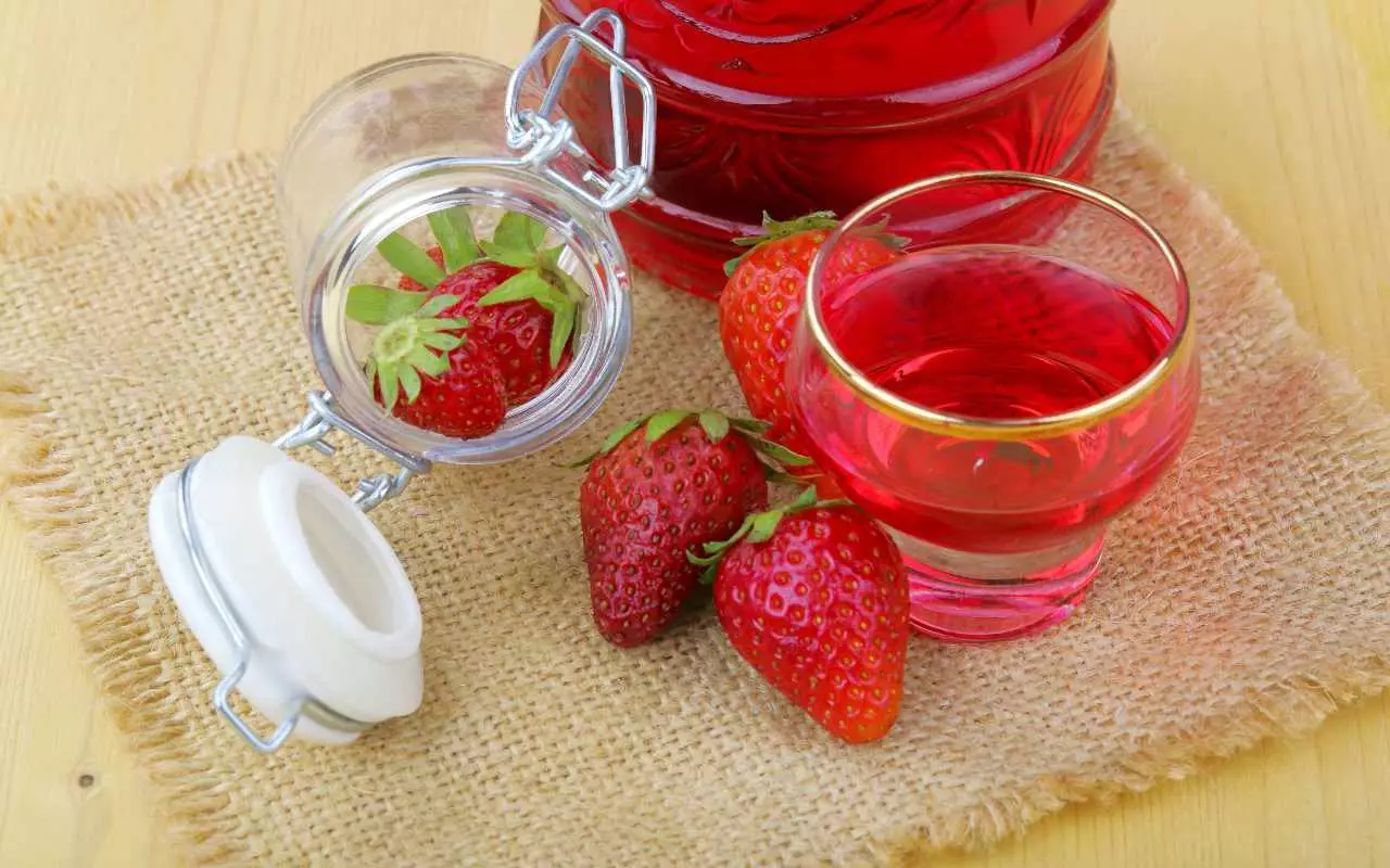 strawberry liqueur uzommeputa FOTO uzommeputa ebipụta