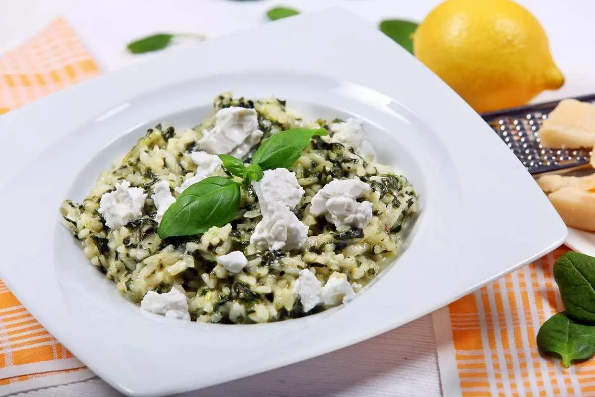 Risotto ine sipinachi uye ricotta: iyo yakakora uye yakapfava yekutanga kosi