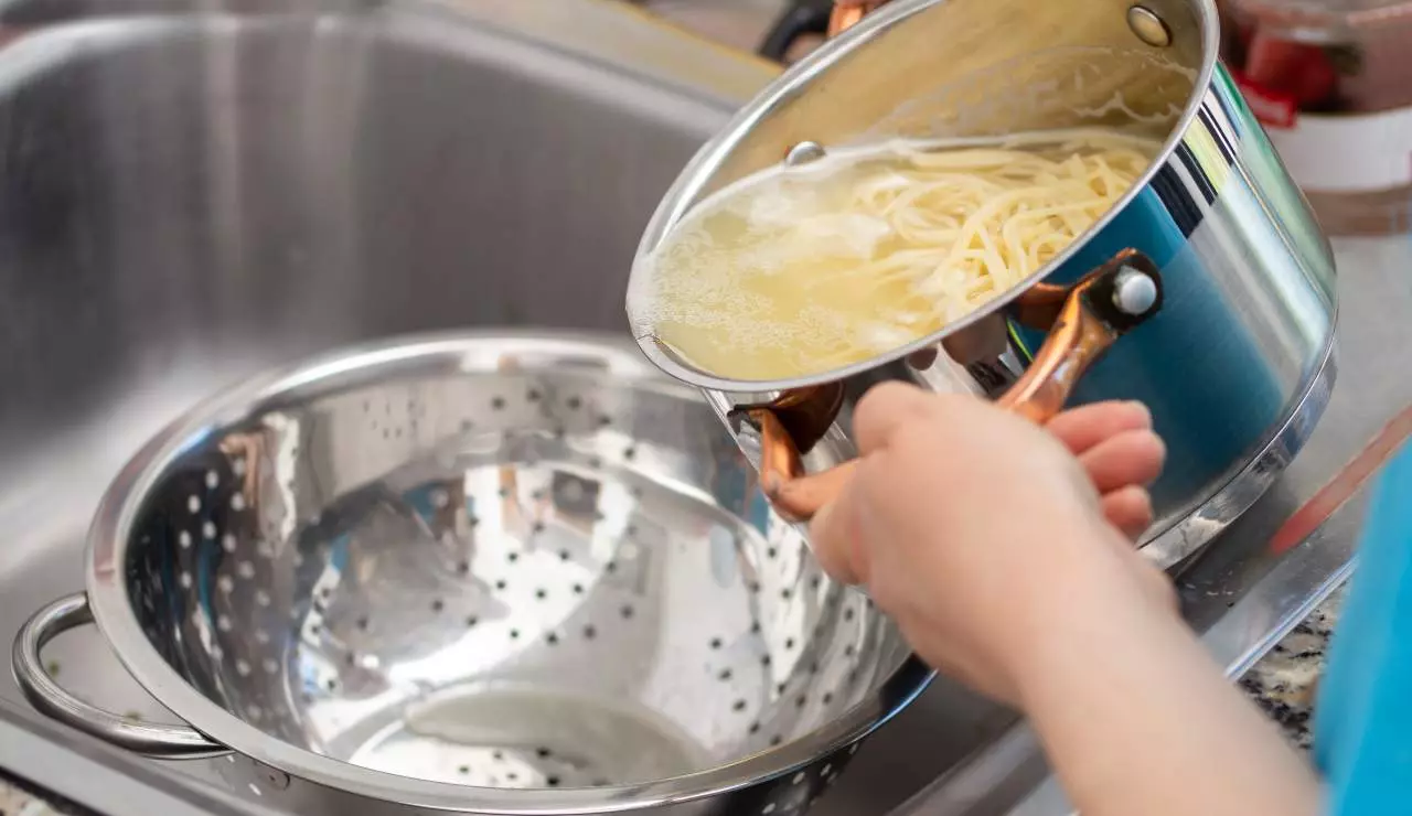 Cooking pasta, everyone makes these mistakes: it should never be drained like this in the sink! 27775_1