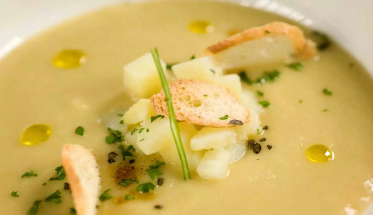 Sopa de patata y cebolla | deliciosa y caliente receta rapida de preparar 27793_1