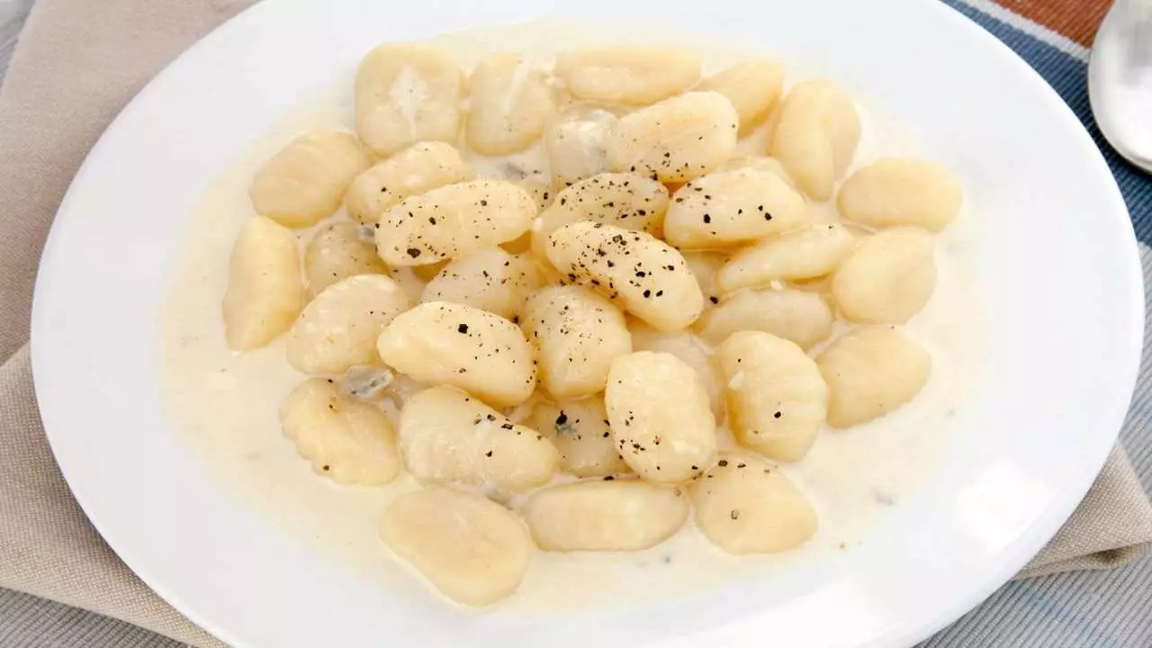 Ricotta gnocchi berezi eta jasangaitza gaztarekin eta piperrekin