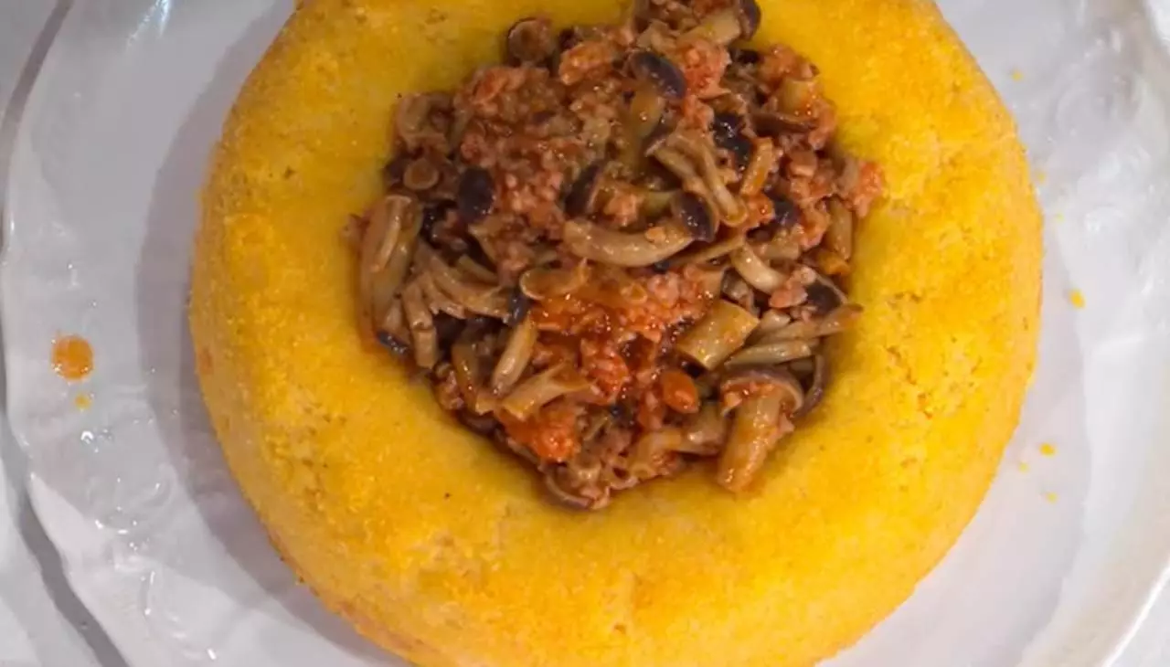 Sempre é mediodía | Receita do chef Daniele Persegani | Savarin de polenta con luganega e cogomelos