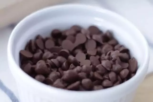 Hög och mjuk mjölkkaka med chokladdroppar recepttryck