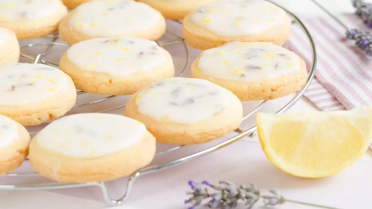 Lemon glazed mabhisikiti ane lavender | kupihwa kudya kwemangwanani