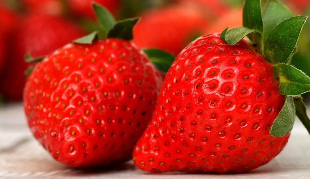 Kuna da strawberries kuma kuna son yin kayan zaki: ga ku nan, mintuna 10 da babban kirim mai tsami da sabo. 27935_1