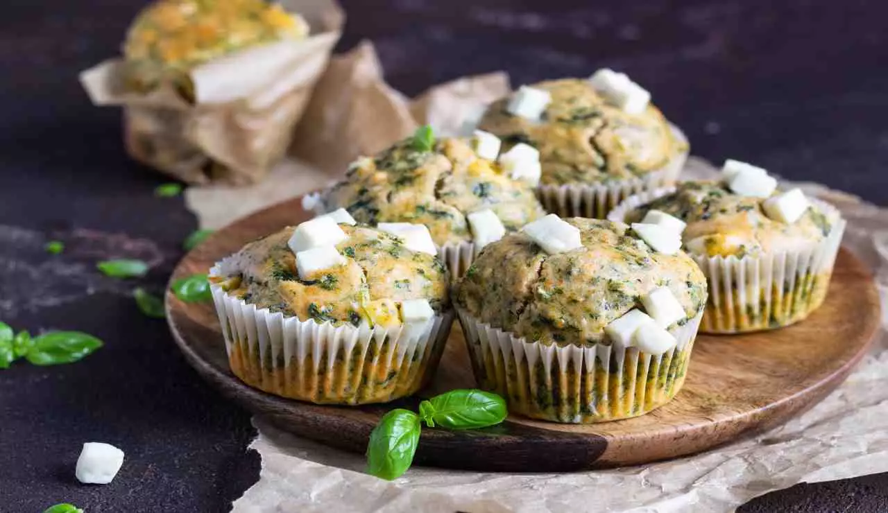 Muffins tare da Basil alayyafo feta da walnuts | abinci mai dadi da sauri 27963_1