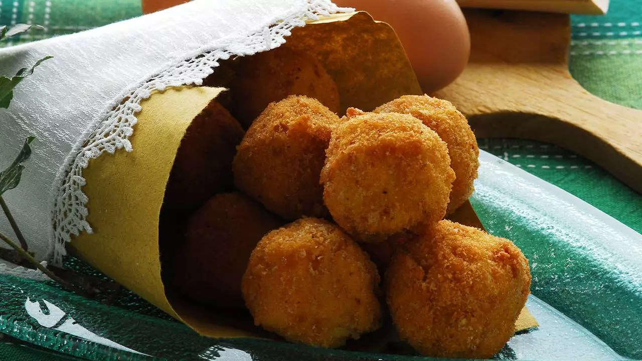 Polenta and cheese balls with ham