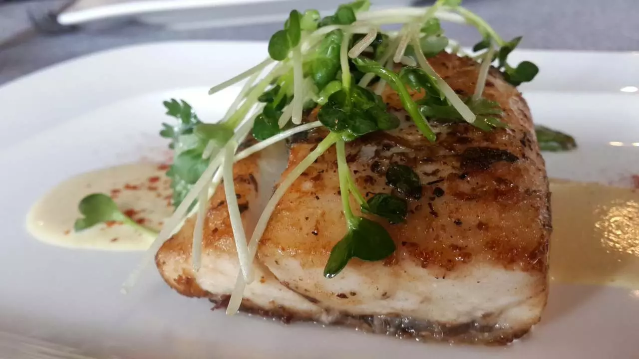 Fillet nke grouper na bọta na pan uzommeputa ebipụta