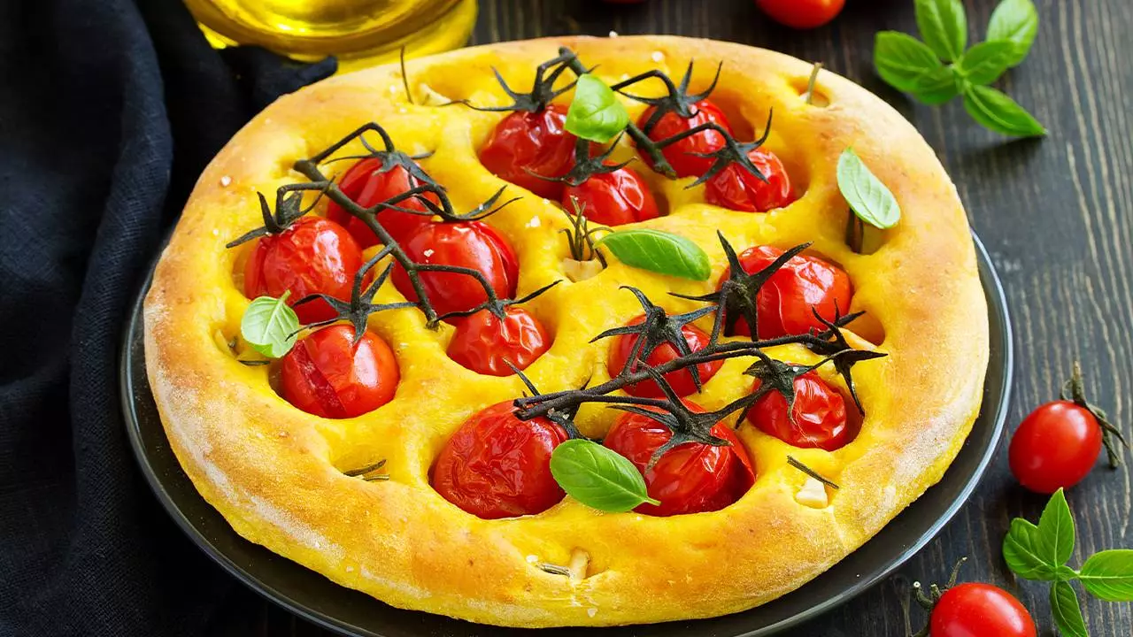Pizza na may pinaghalong kalabasa at cherry tomatoes