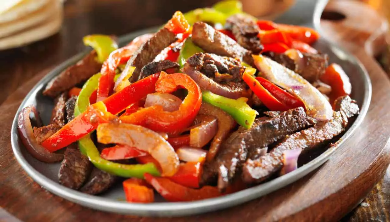 meat with vegetables cooked in the wok