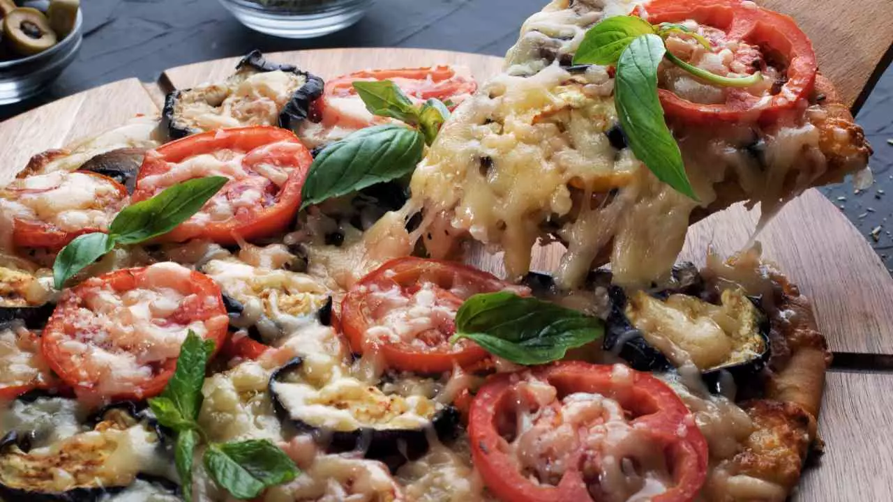 pizza ກັບ eggplant