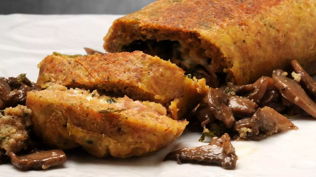 Pastel de carne con calabaza y relleno de queso ahumado y champiñones