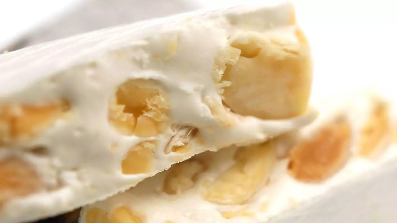 nougat kalawan almond jeung bodas endog