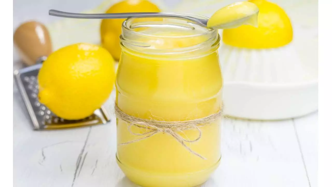 Crème au citron sans beurre, lait et œufs pour garnir les sucreries et les gâteaux