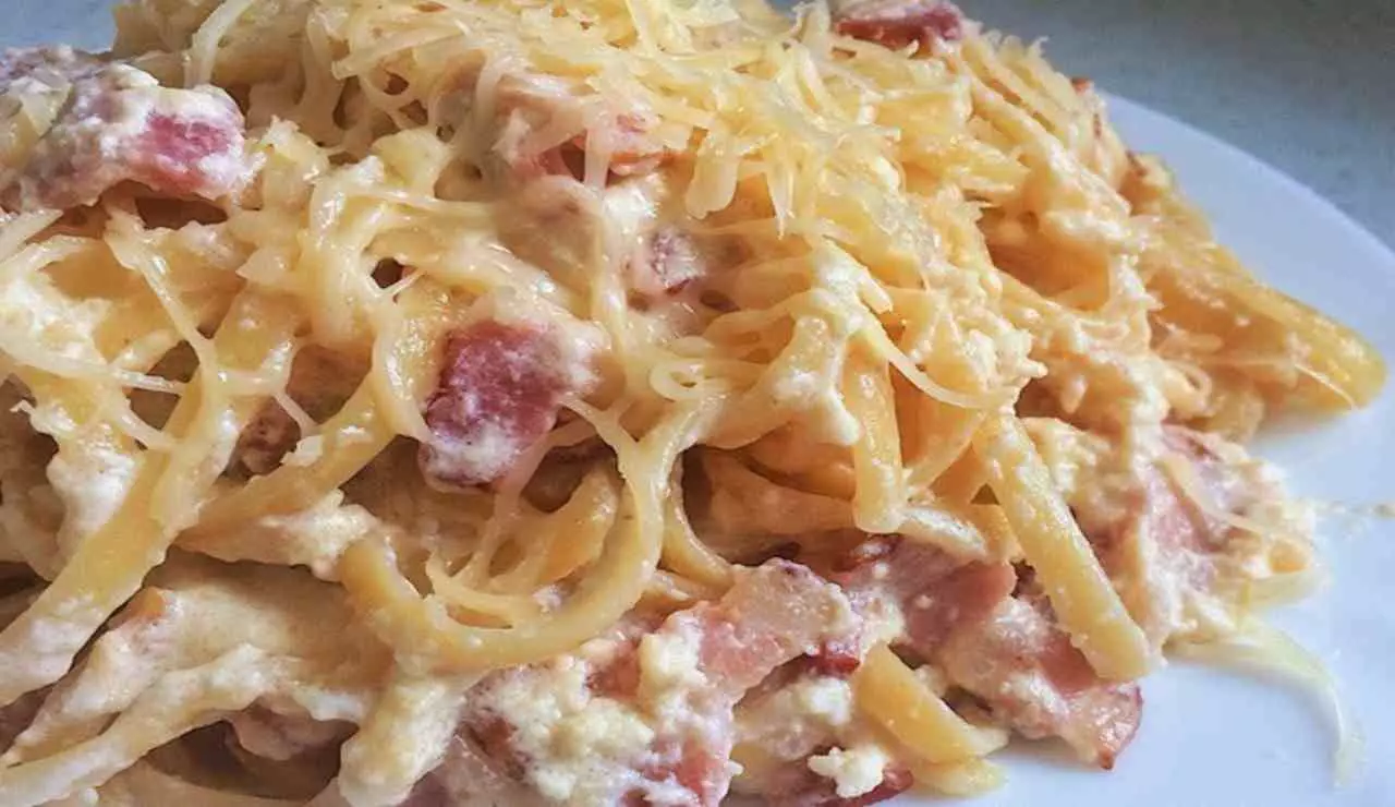 Pasta with bacon and béchamel with cheese and pepper