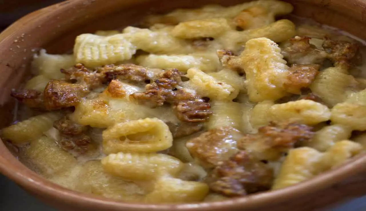 Bulvių gnocchi su gorgonzola fondiu ir dešra