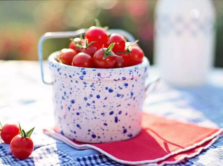Šaltų makaronų vyšninių pomidorų mocarelos ir cukinijų receptas