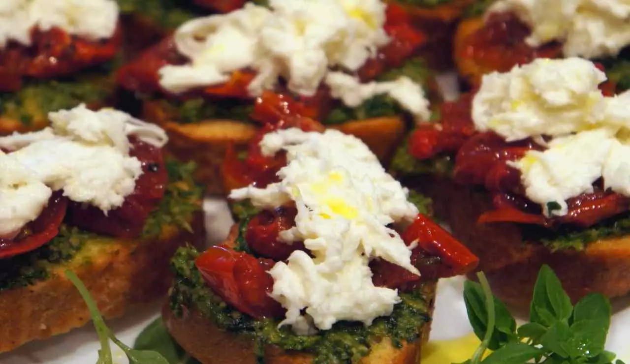 Bruschetta com creme de brócolis, tomate seco e stracciatella