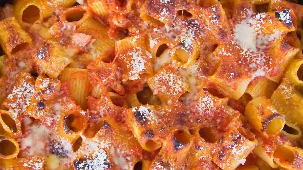 bakt pasta med saus og bechamel