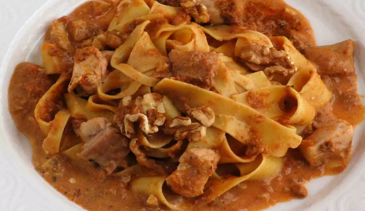 Pappardelle dengan kelinci dan kenari cetakan resep 2022/02/10