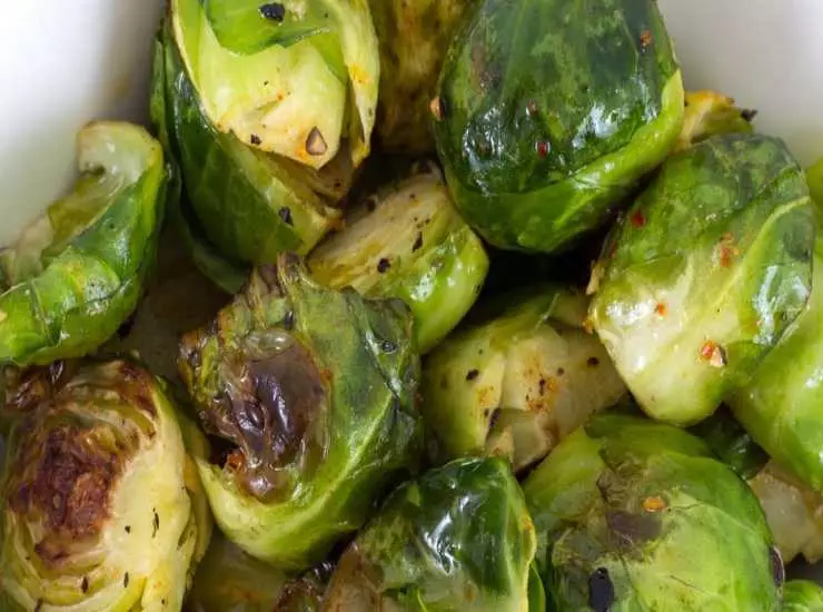 Koj puas nyiam Brussels sprouts nrog walnuts? Yog li koj tsis tau sim lawv 28275_2