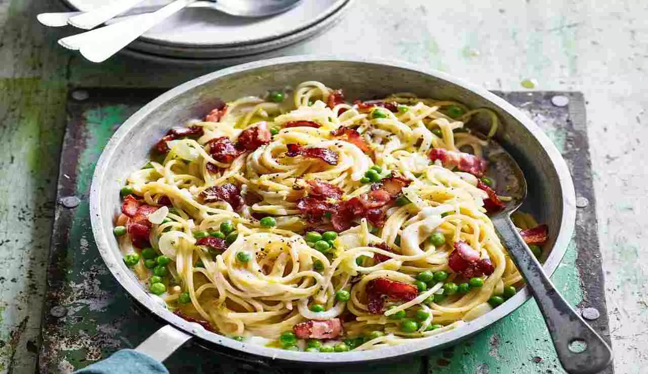 Spaghetti mit Erbsen, Speck und Sahne