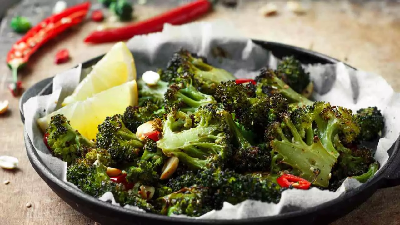 I-side dish esheshayo, elula futhi ehlukahlukene ene-broccoli