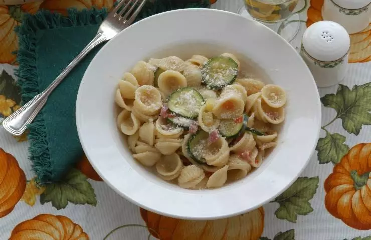 Orecchiette me kungull i njomë, gorgonzola dhe fëstëk