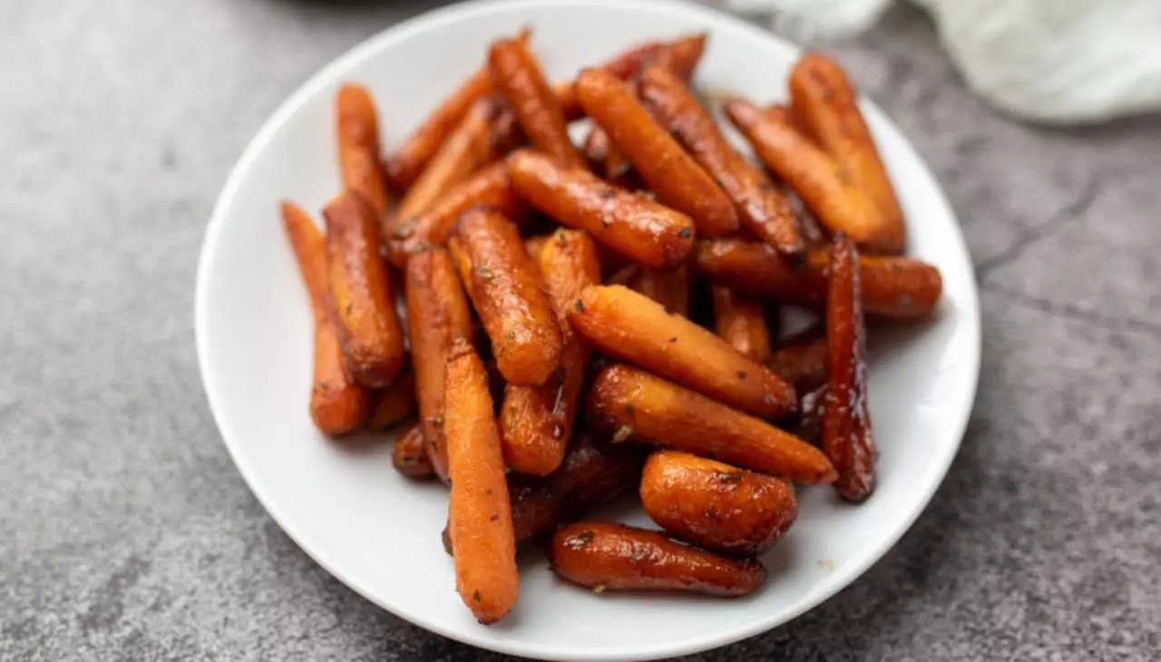 Carrots nrog balsamic thiab oregano daim ntawv qhia