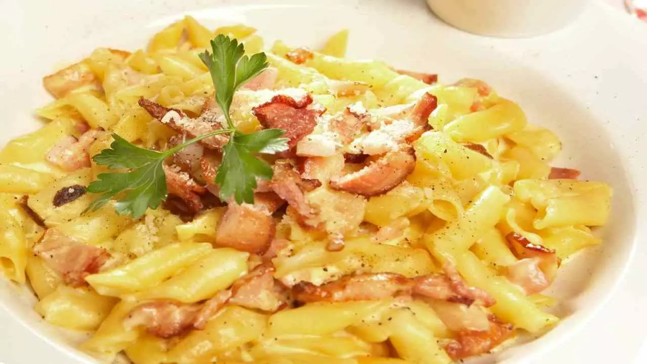 Pasta bi bacon û krem kartol