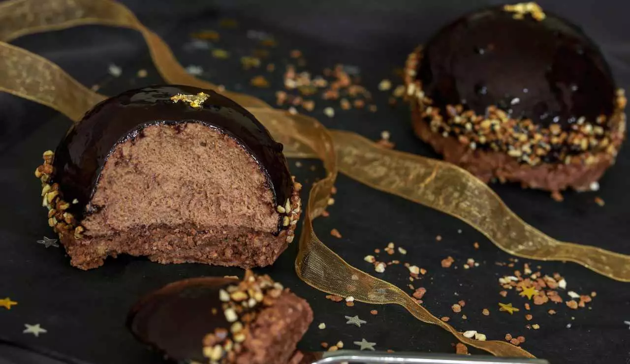 Mûsê çikolata karamelîzekirî û biskuwîta çapê ya reçeteyê