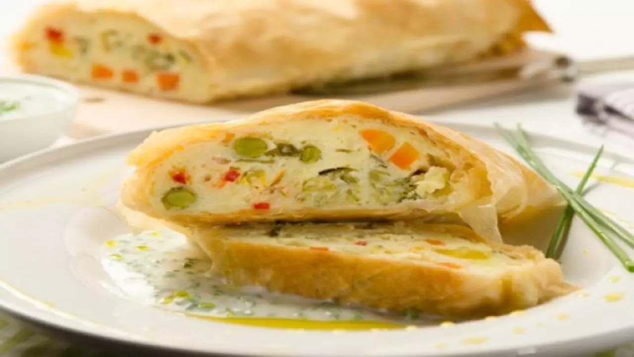 Bread dough strudel with vegetables and robiola | Vegetarian recipe