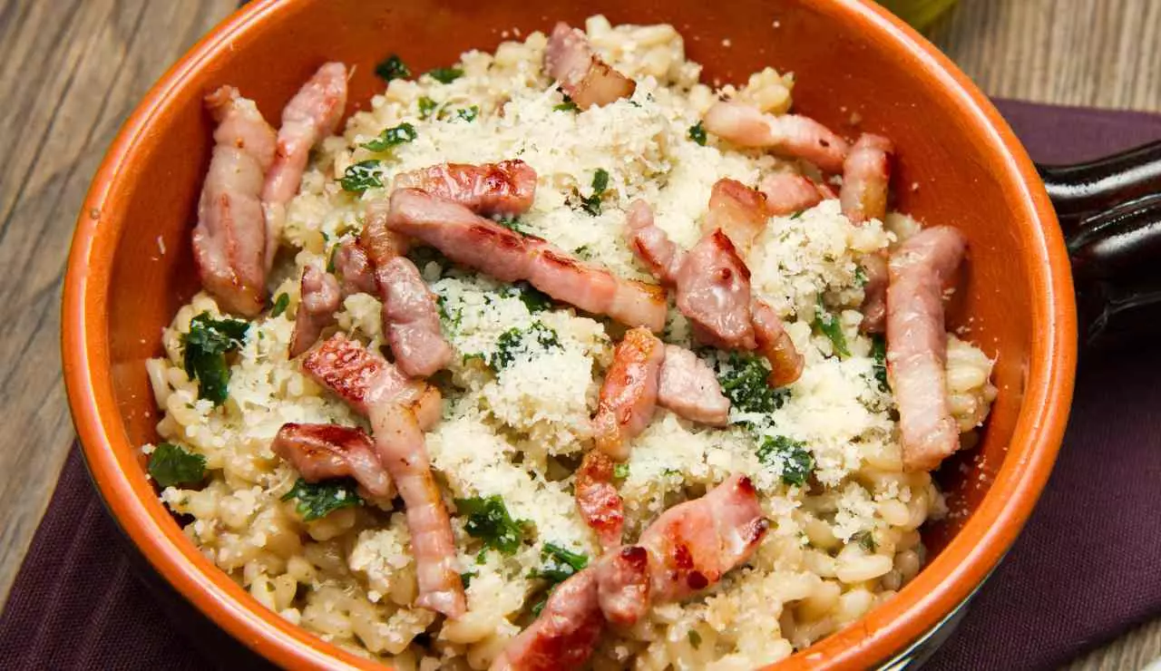 Mantarlı ve pastırmalı kremalı risotto | Lezzetli ve lezzetli ilk kurs 28432_1