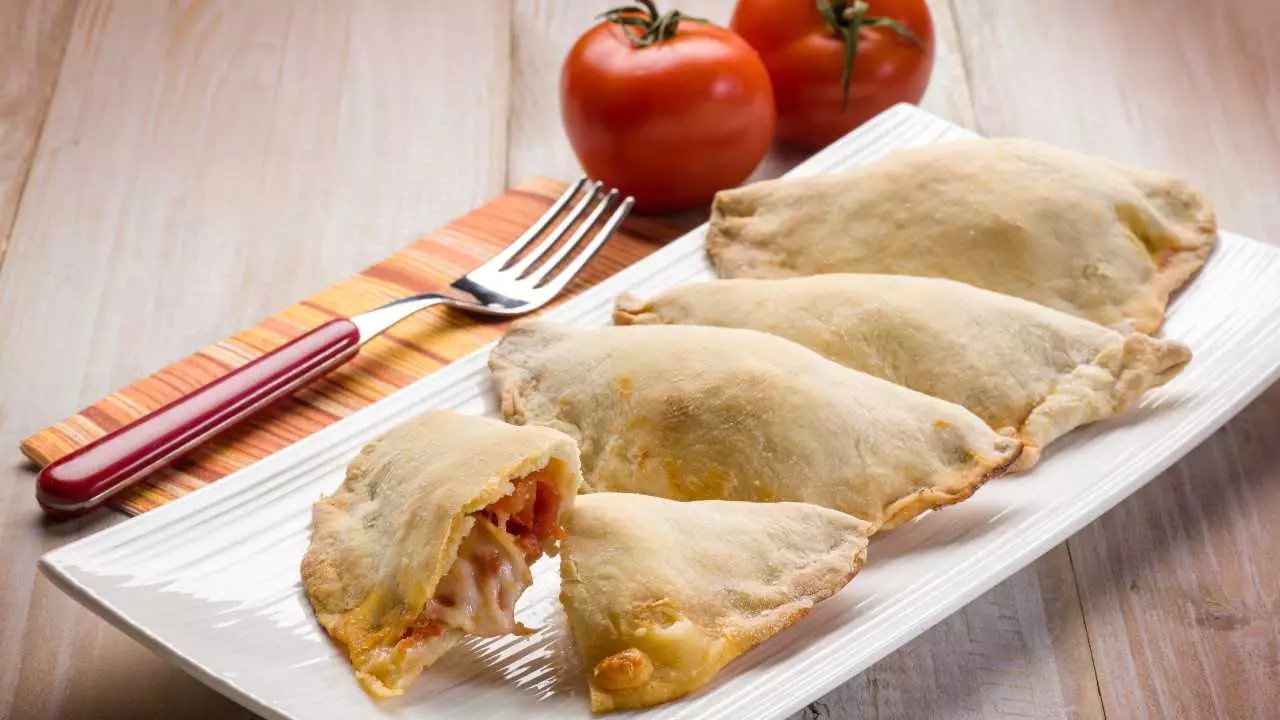 Panzerotti e nang le tamati le provolone pastry