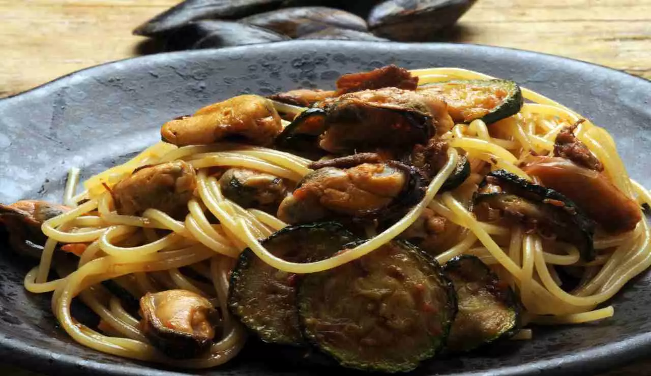 pasta ជាមួយ zucchini ចៀននិងអាហារសមុទ្រ