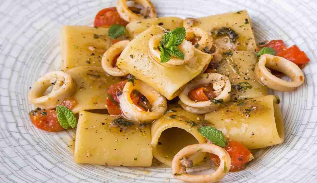 paccheri oo leh squid iyo yaanyo cusub