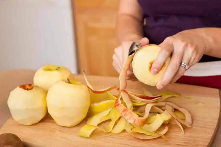Weicher Pfannkuchen gefüllt mit Äpfeln | Einfaches und leckeres Frühstück 28484_2