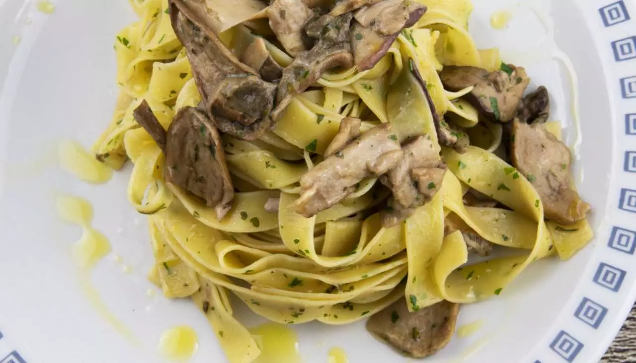 Pasta dengan minyak, pasli dan cendawan porcini