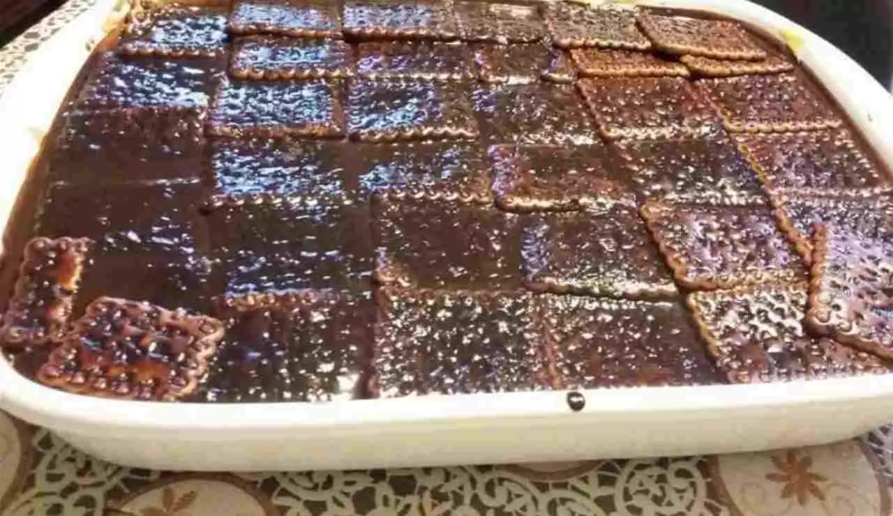 Sušienkový dort se smetanou a čokoládou