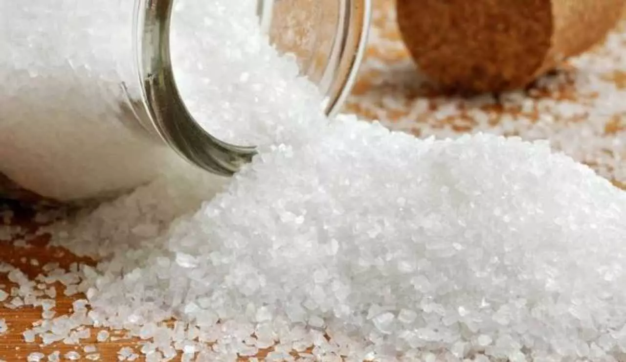 Καθαρίστε με αλάτι | 5 χρήσεις που δεν ξέρεις | Απαραίτητος 28570_1