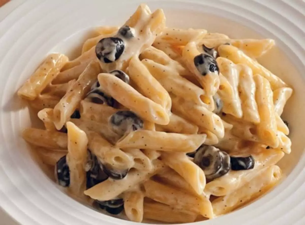 Penne alla Mediterranea, ar fheabhas le haghaidh lón deas Dé Domhnaigh