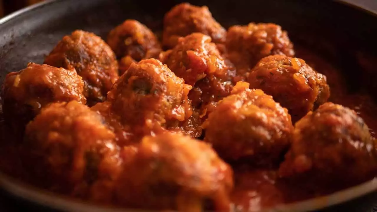 Meatballs of legumes with sauce