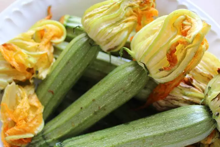 Zucchini နှင့် ခရမ်းသီး အသားလုံးများ သည် ဒုတိယ အကောင်းဆုံး တမျိုးဖြစ်သည်။ 2867_3